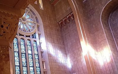The Blogs: Inside Temple Emanu-El, NYC: World’s Largest Synagogue in ...