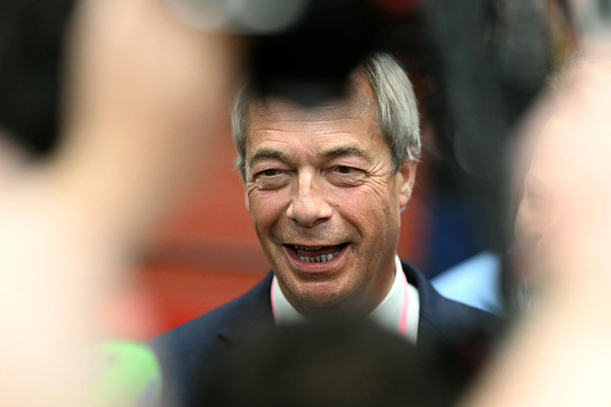 GB : d'anciens camarades de Nigel Farage rappellent ses propos racistes ...