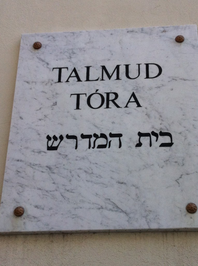 'Glory and disaster' intertwine in Budapest's historic Jewish quarter ...