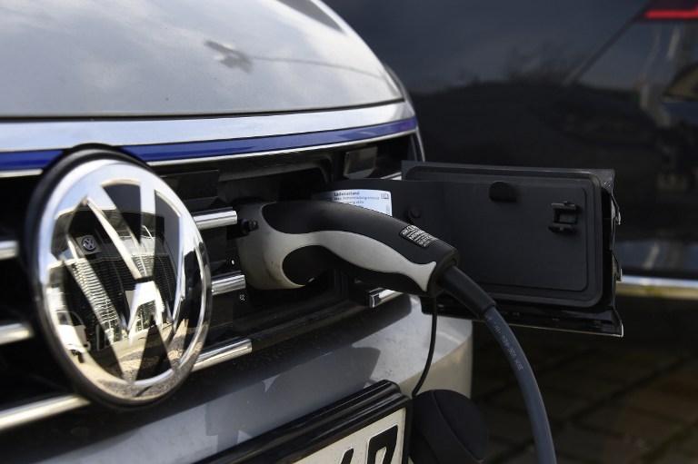 Revving up electric car industry, Israeli firm develops 5-minute-charge ...