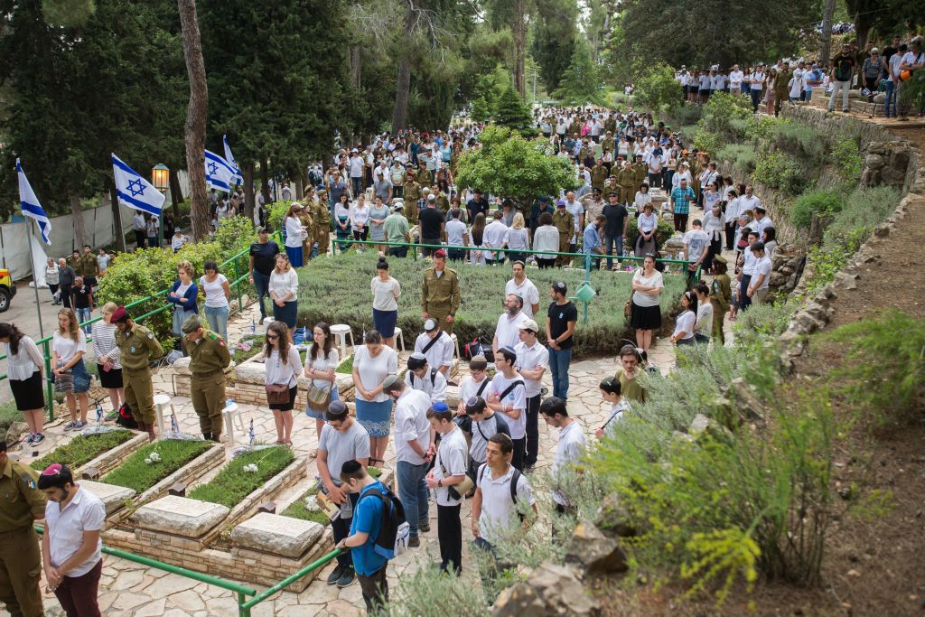 In anguish, longing, 1.5 million Israelis pay respects at military ...