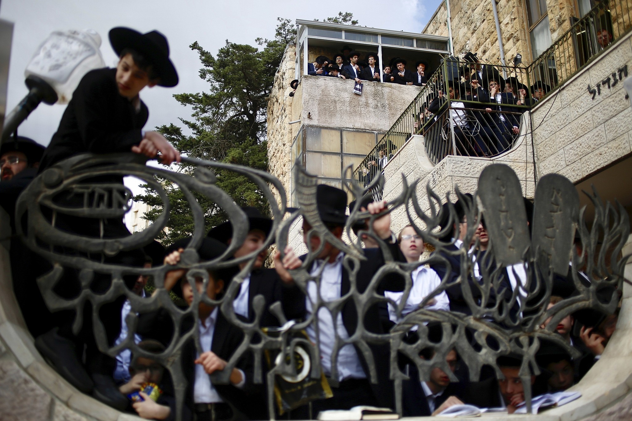 Tens of thousands attend Jerusalem funeral of influential anti-draft ...