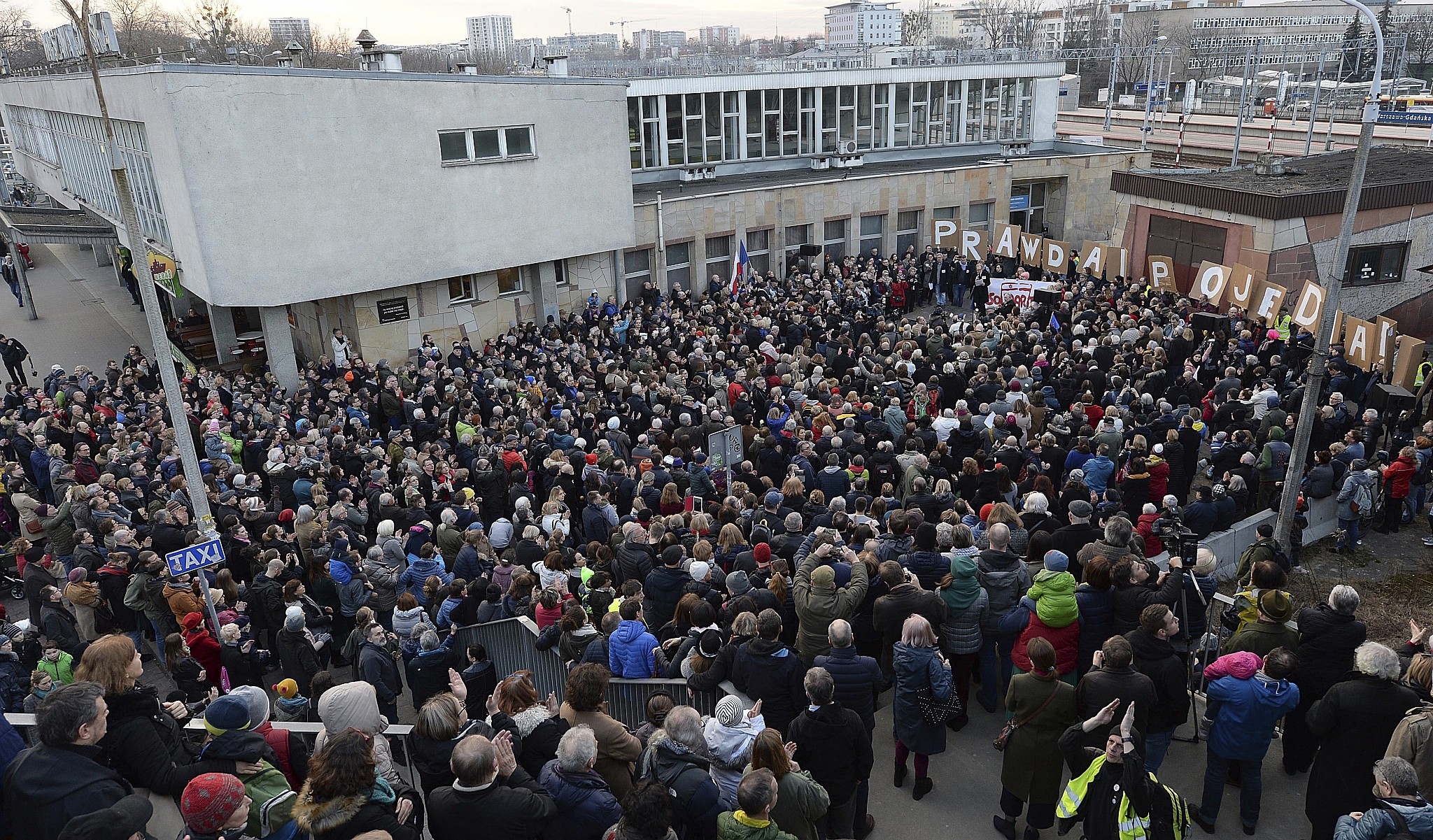 Hundreds of Poles gather to express solidarity with Jews | The Times of ...