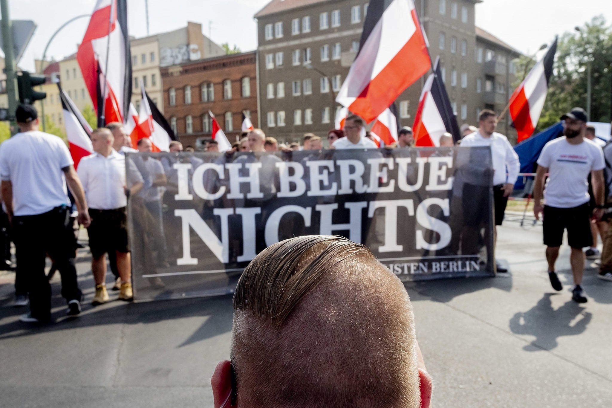 Hundreds of neo-Nazis, including a Hitler lookalike, march in Berlin ...