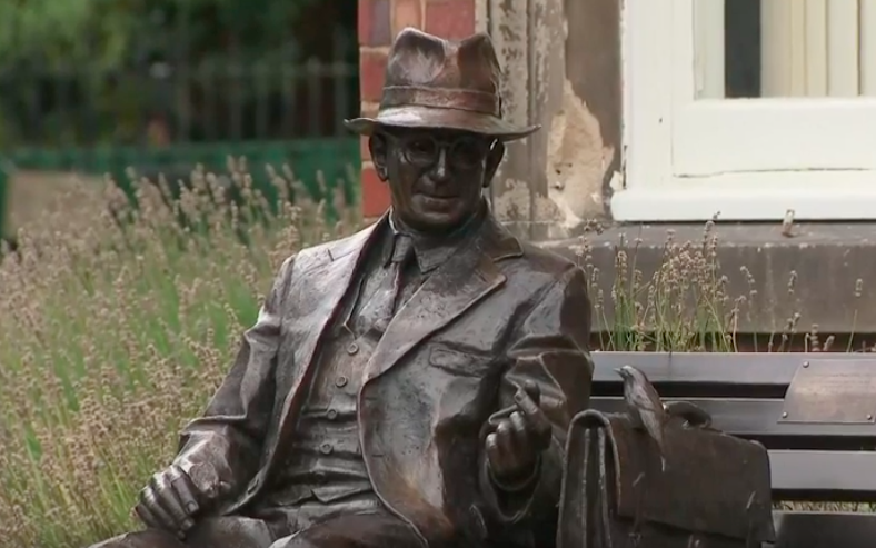 Prince William unveils statue for spy who saved Jews from Holocaust ...