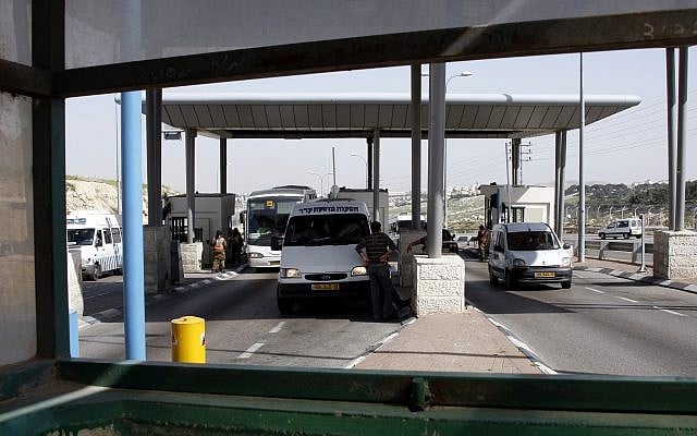 Border cop suspected of firing sponge-tipped bullet at Palestinian 'for ...