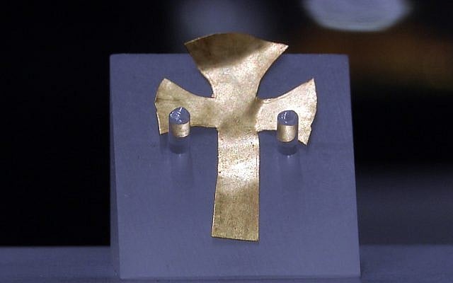Scientists liken Anglo-Saxon burial site to King Tut's tomb | The Times ...