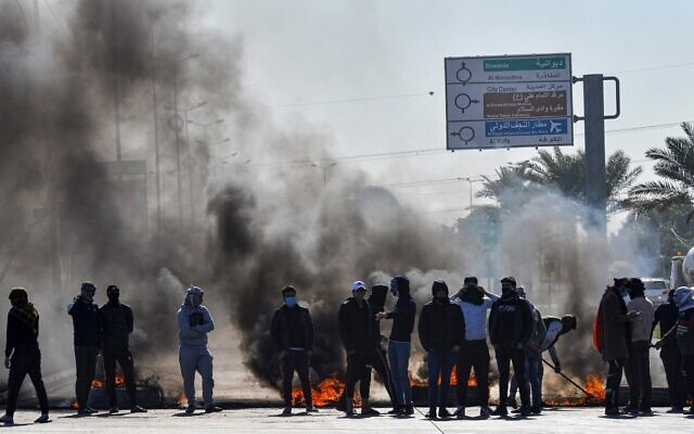 Iraqi protesters keep up rallies despite pressure from riot police ...