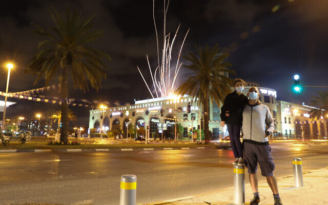Lighting torch at Independence Day ceremony, Gantz pleads for unity ...