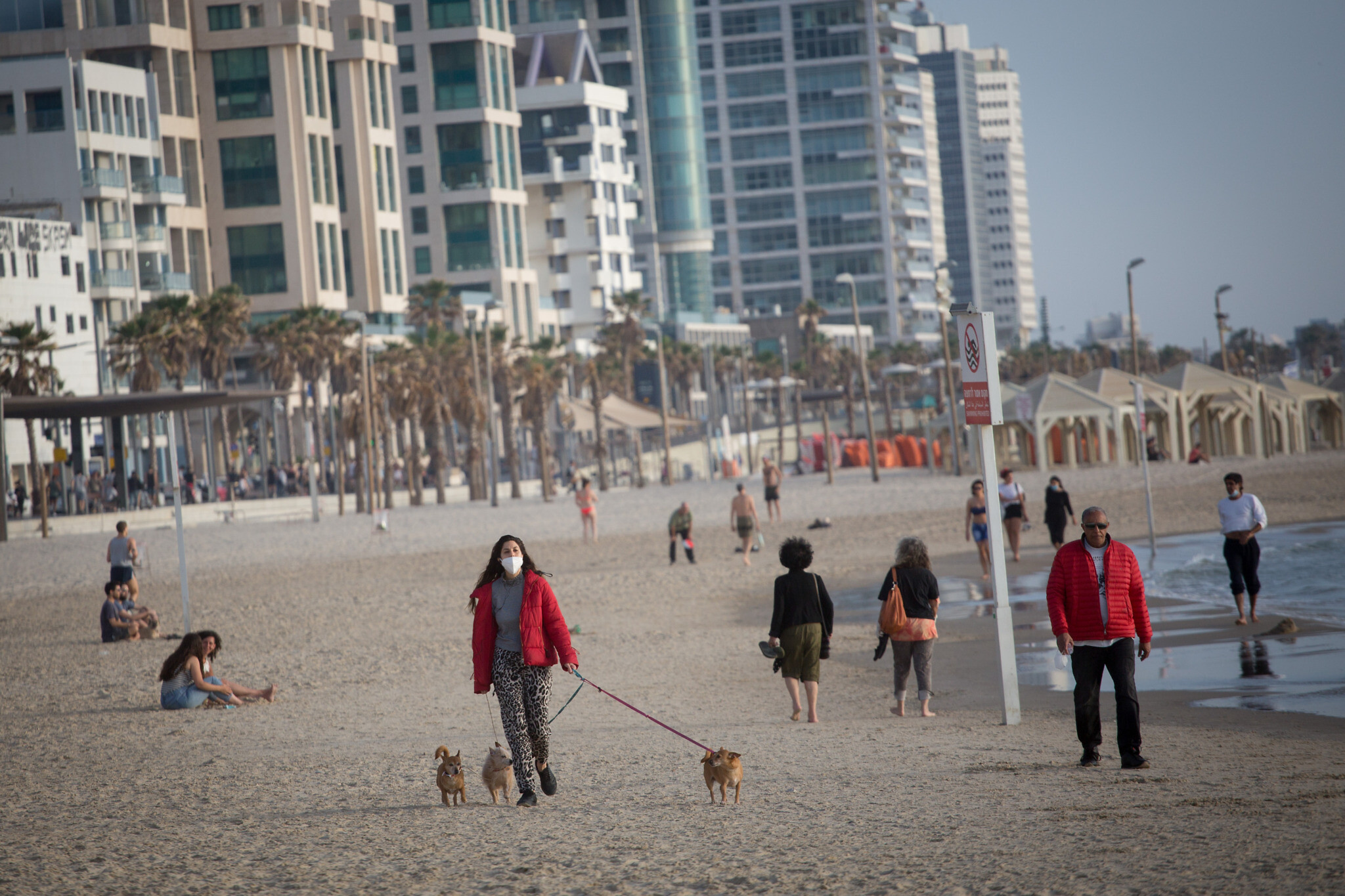 Thousands of Israelis head to beaches, markets, flouting social ...