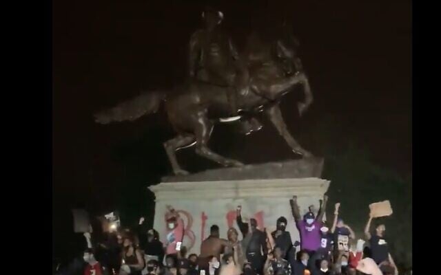 Protesters in some US cities target Confederate monuments | The Times ...