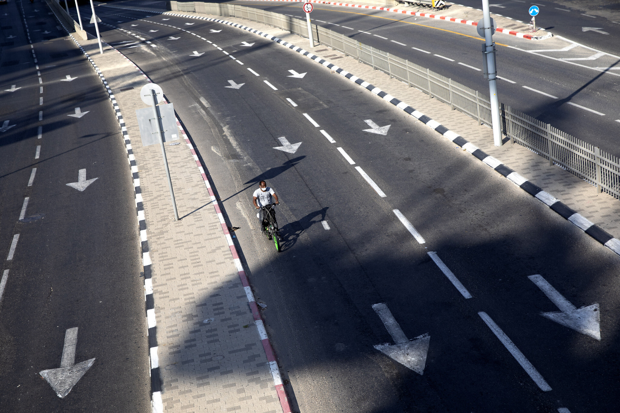 Israel's lockdown: Roadblocks, empty beaches, outdoor prayers, cyclists ...
