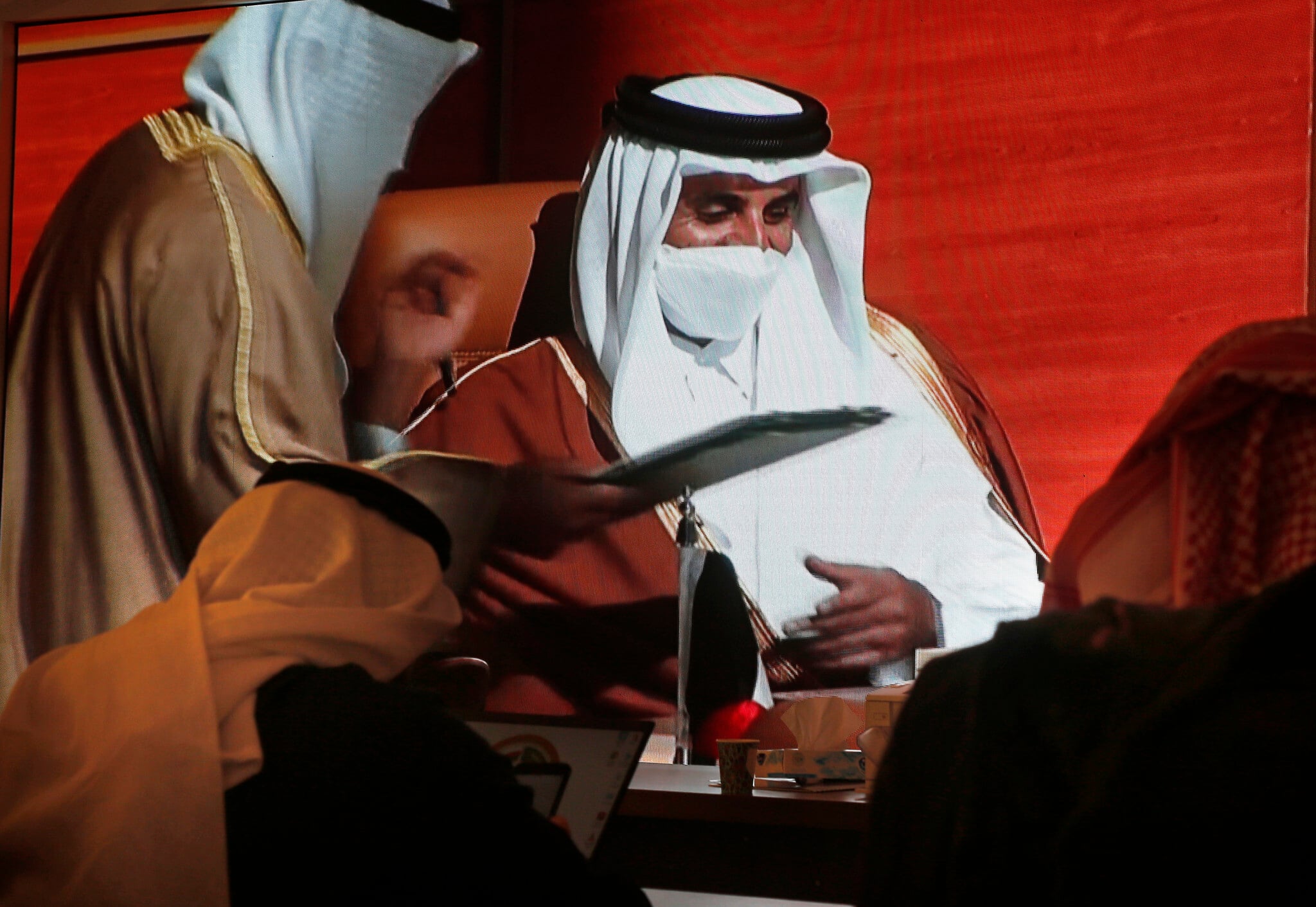 Ending regional rift with a public embrace, Saudi Arabia and Qatar ...