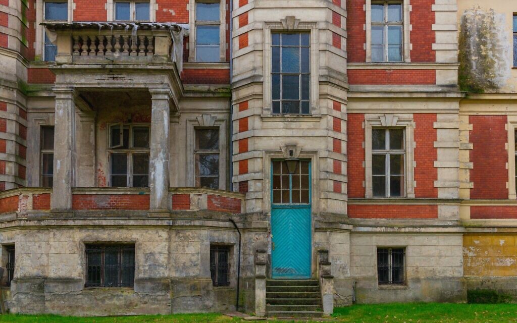 Queen’s Gambit orphanage is German Jewish-built castle that was seized ...