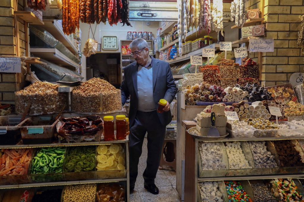 Iraq shopkeepers start day with generous Mideast tradition of 'istiftah ...