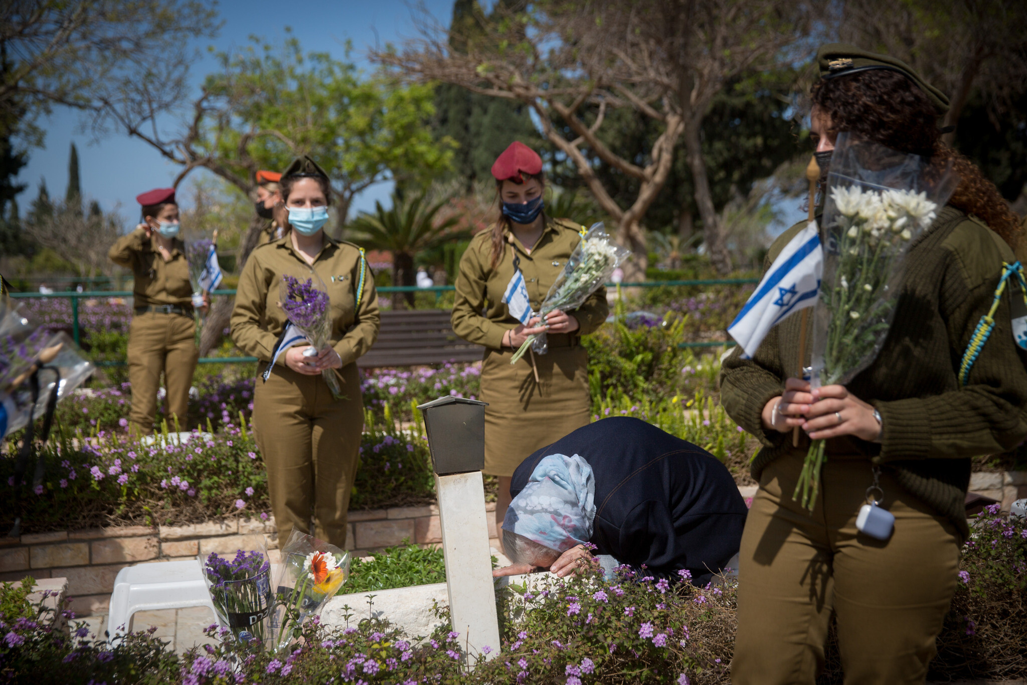 Israel comes to a standstill to remember 23,928 fallen | The Times of ...