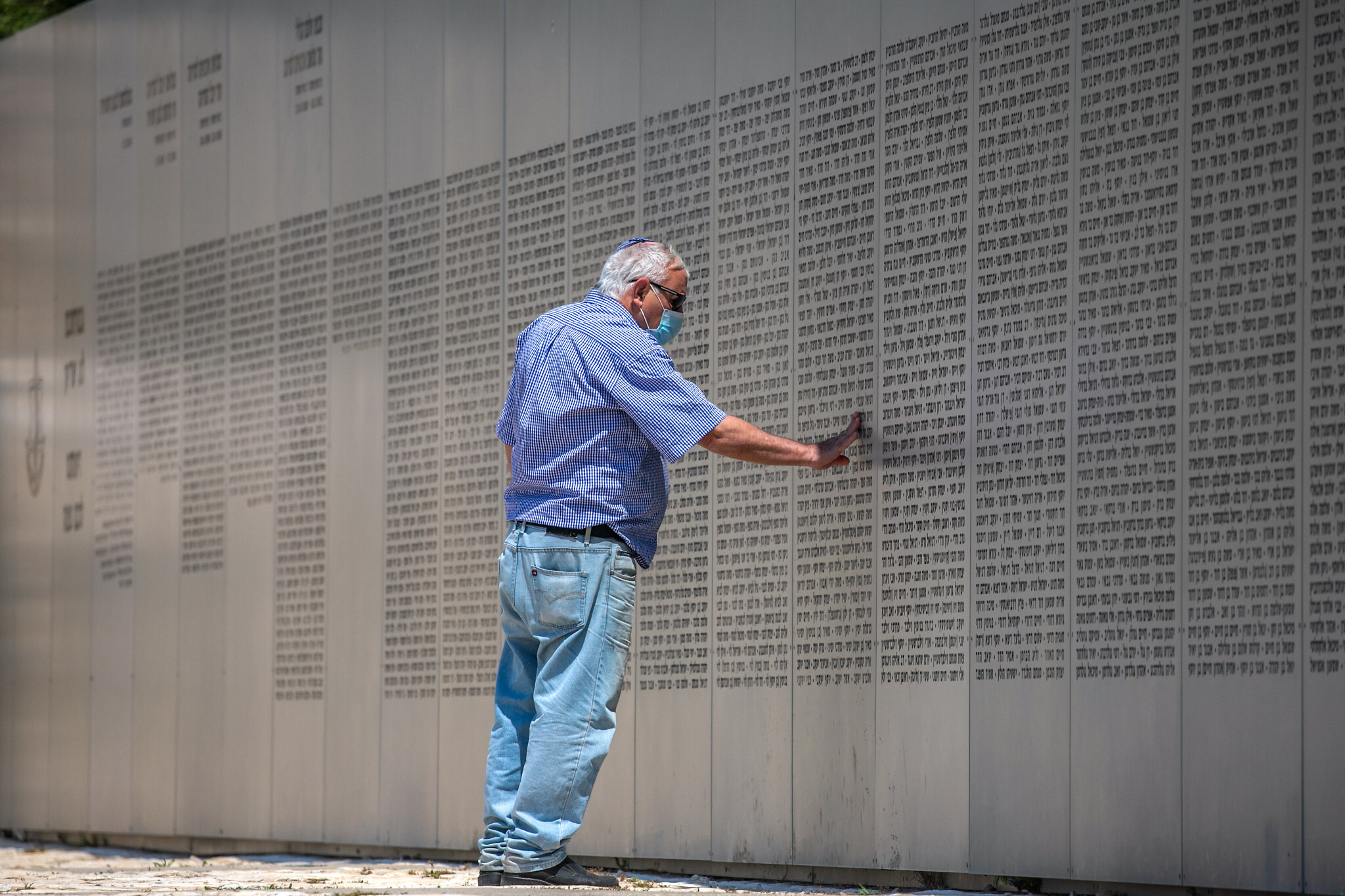 Israel comes to a standstill to remember 23,928 fallen | The Times of ...