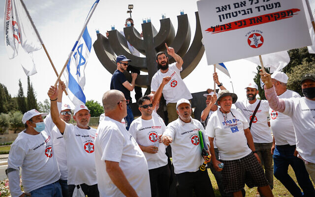 Wounded IDF veterans block highway to Jerusalem, demand reform of rehab ...