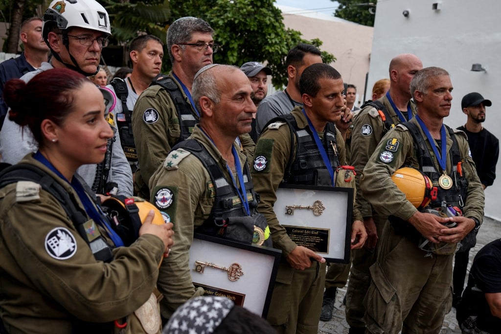Departing IDF rescue team at Florida condo collapse gets medals, cheers ...