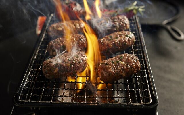 At sizzling event, Israel's Redefine Meat launches its 3-D cow ...