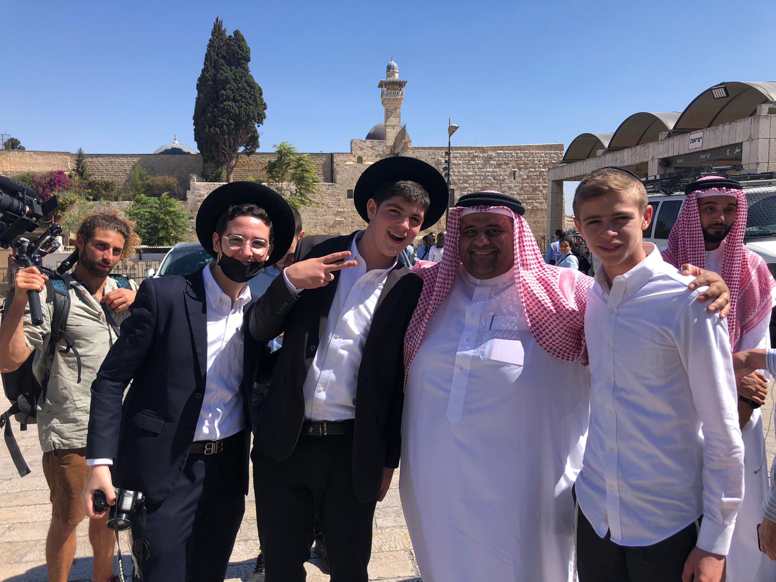 Daily Briefing Oct. 10 - Bahraini visitors join prayer at Western Wall ...