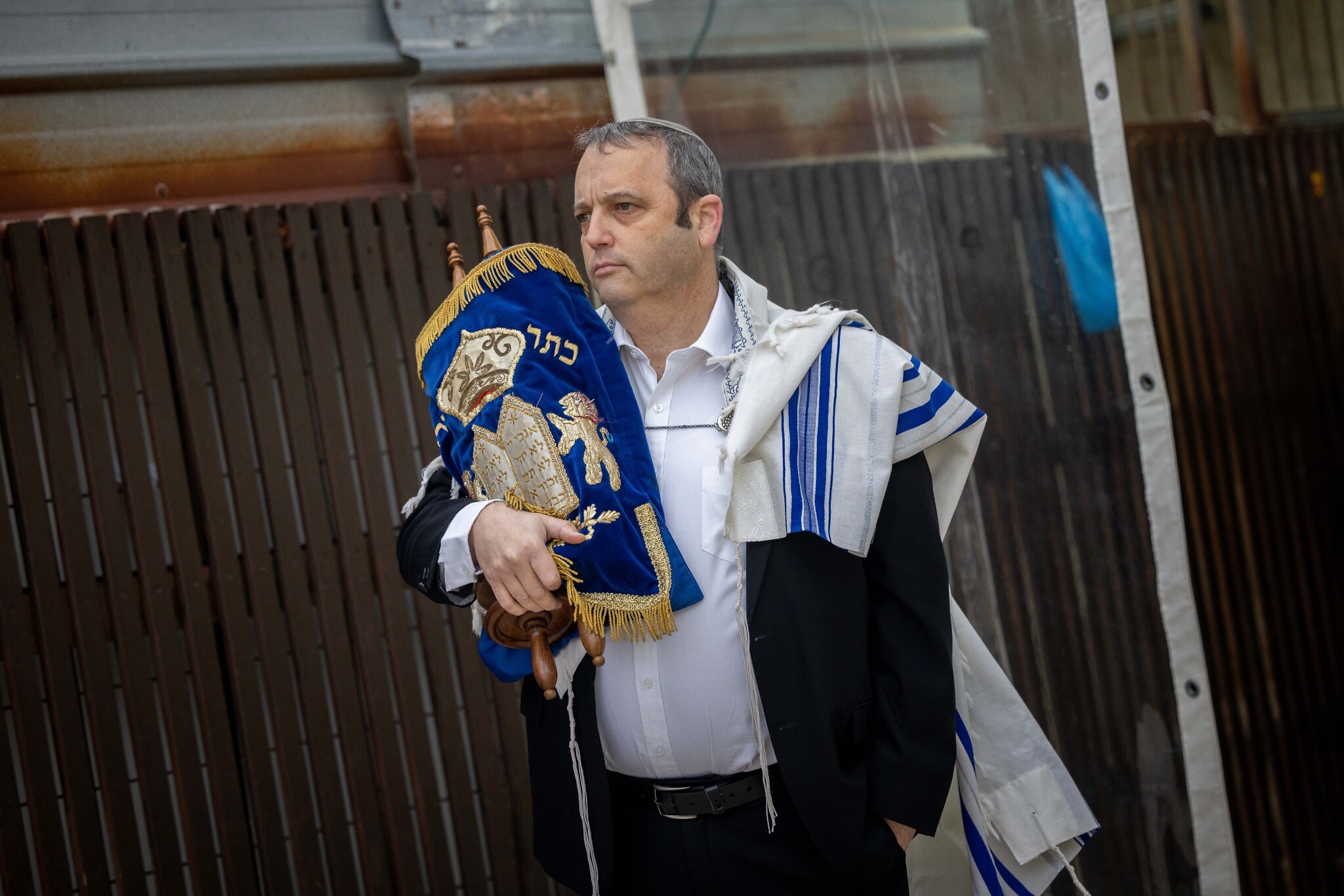 Thousands of Haredim try to stop egalitarian prayer at Western Wall ...