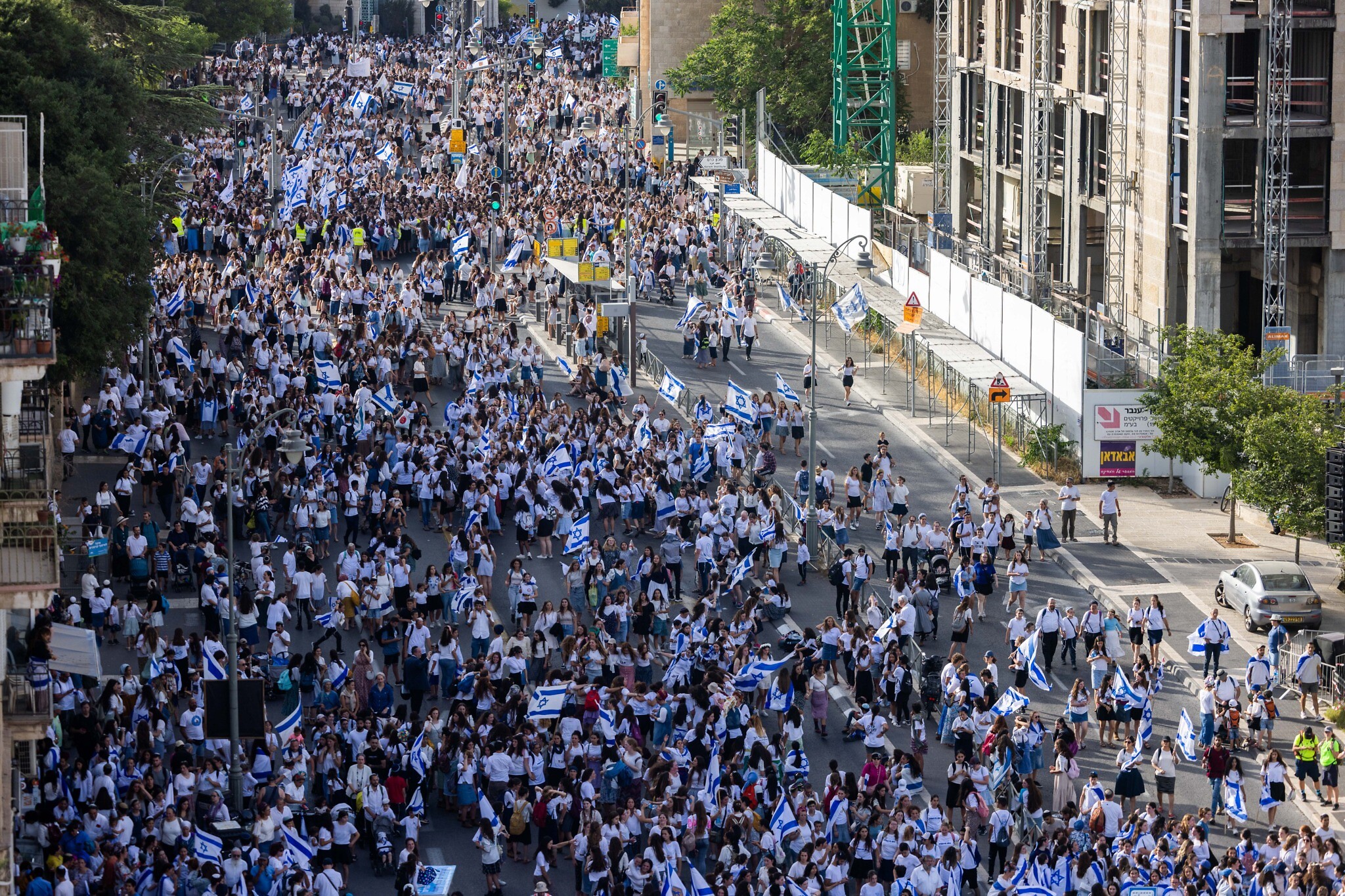 Racist chants and clashes as tens of thousands march in Old City for ...