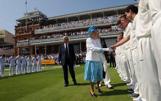 Cricket plays tribute to the Queen as fans bash UK soccer for scrapping ...
