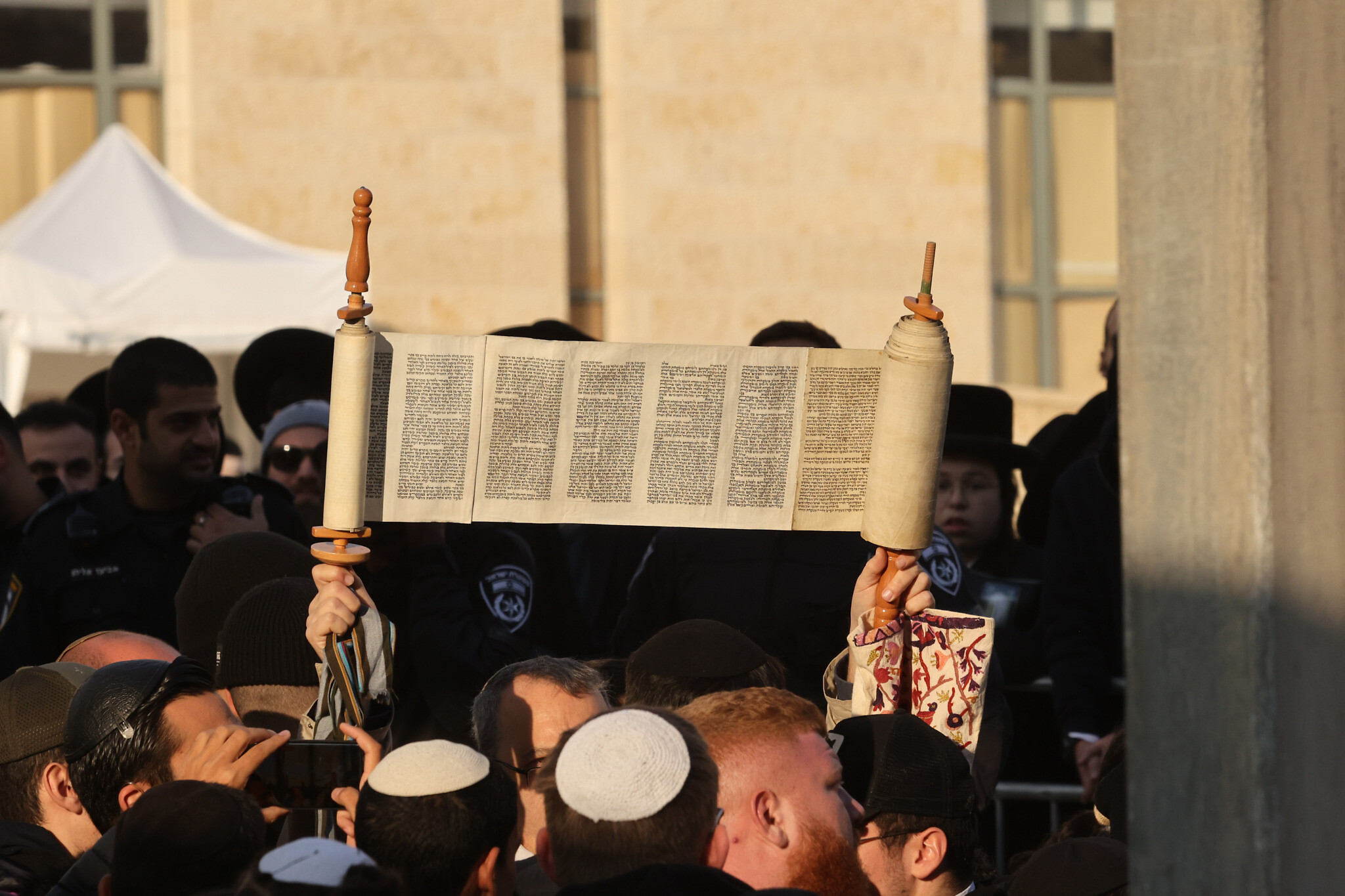 Reform rabbi MK brings Torah scroll to women's section of Western Wall ...
