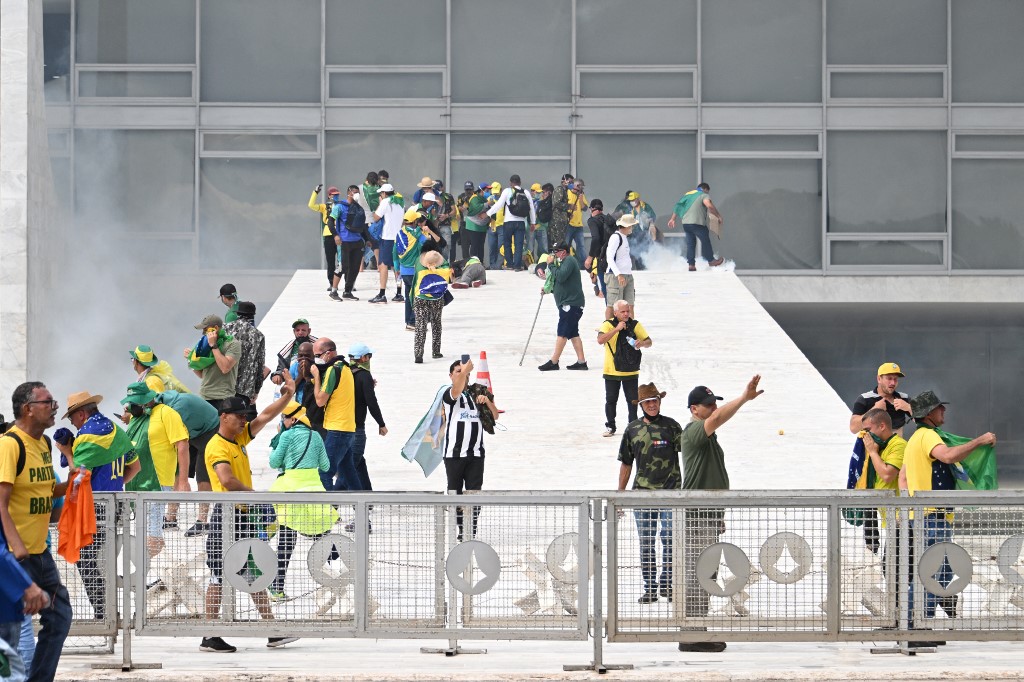 Pro-Bolsonaro protesters storm Brazil's Congress, Supreme Court ...