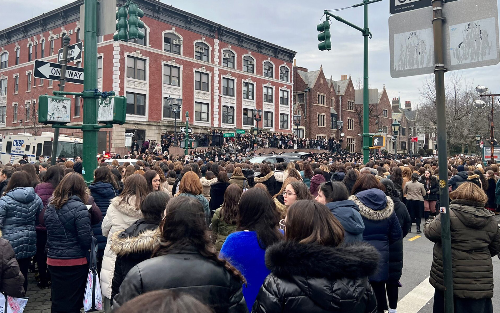 Hundreds of women in NY mourn Chabad emissary who died trying to save ...