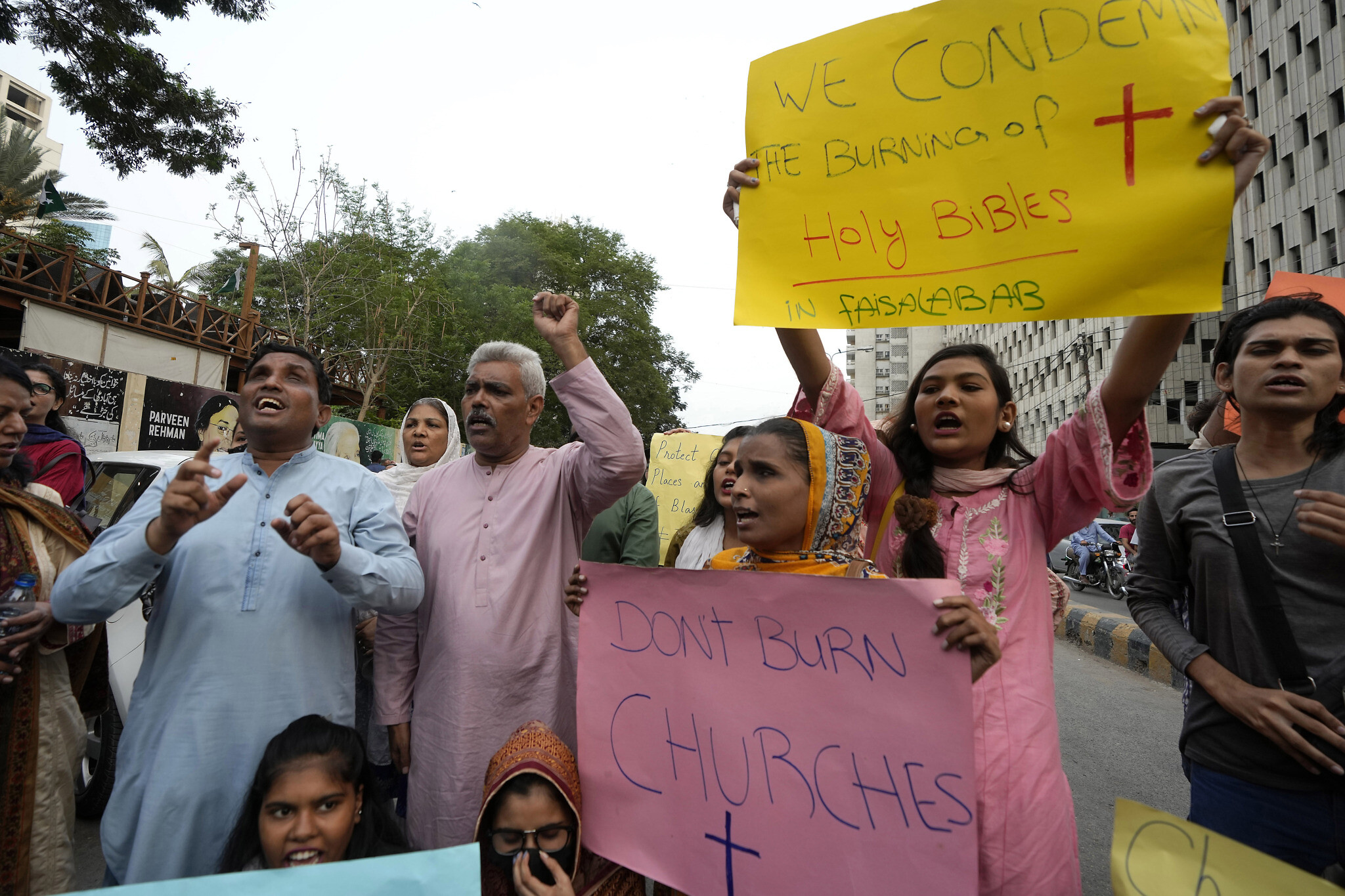 Muslim mobs burn churches in Pakistan after accusing Christians of ...