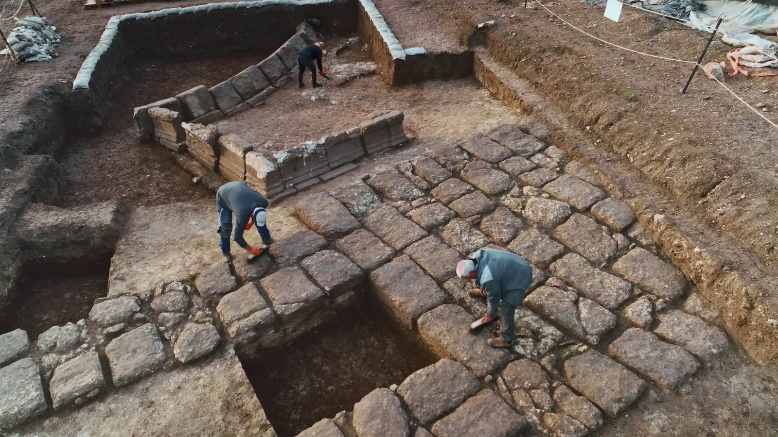Buildings, roads in 'huge, complete' Roman-era military base revealed ...