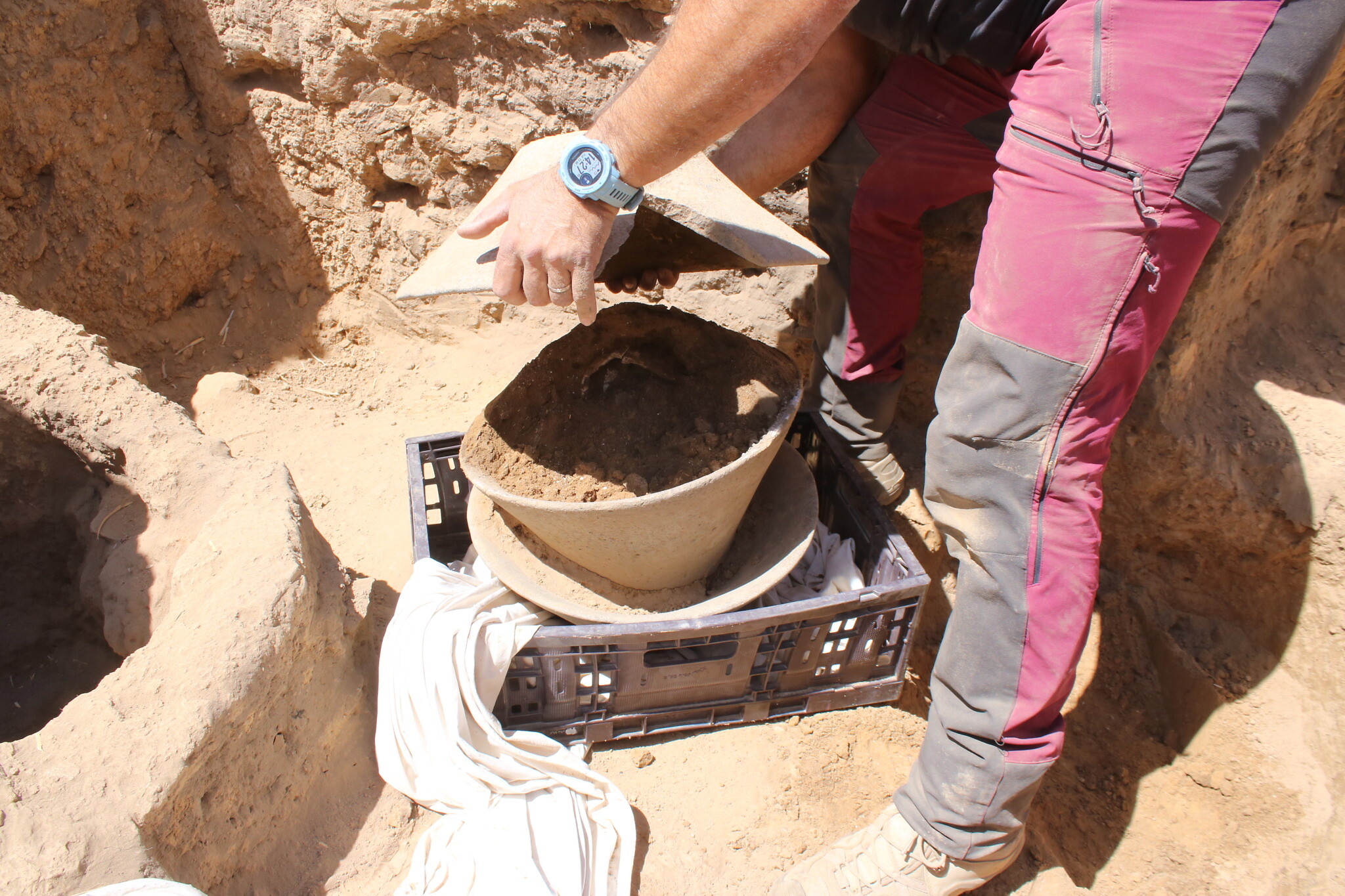 6,000-year old ivory vessel, likely from Egypt, found near Beersheba ...