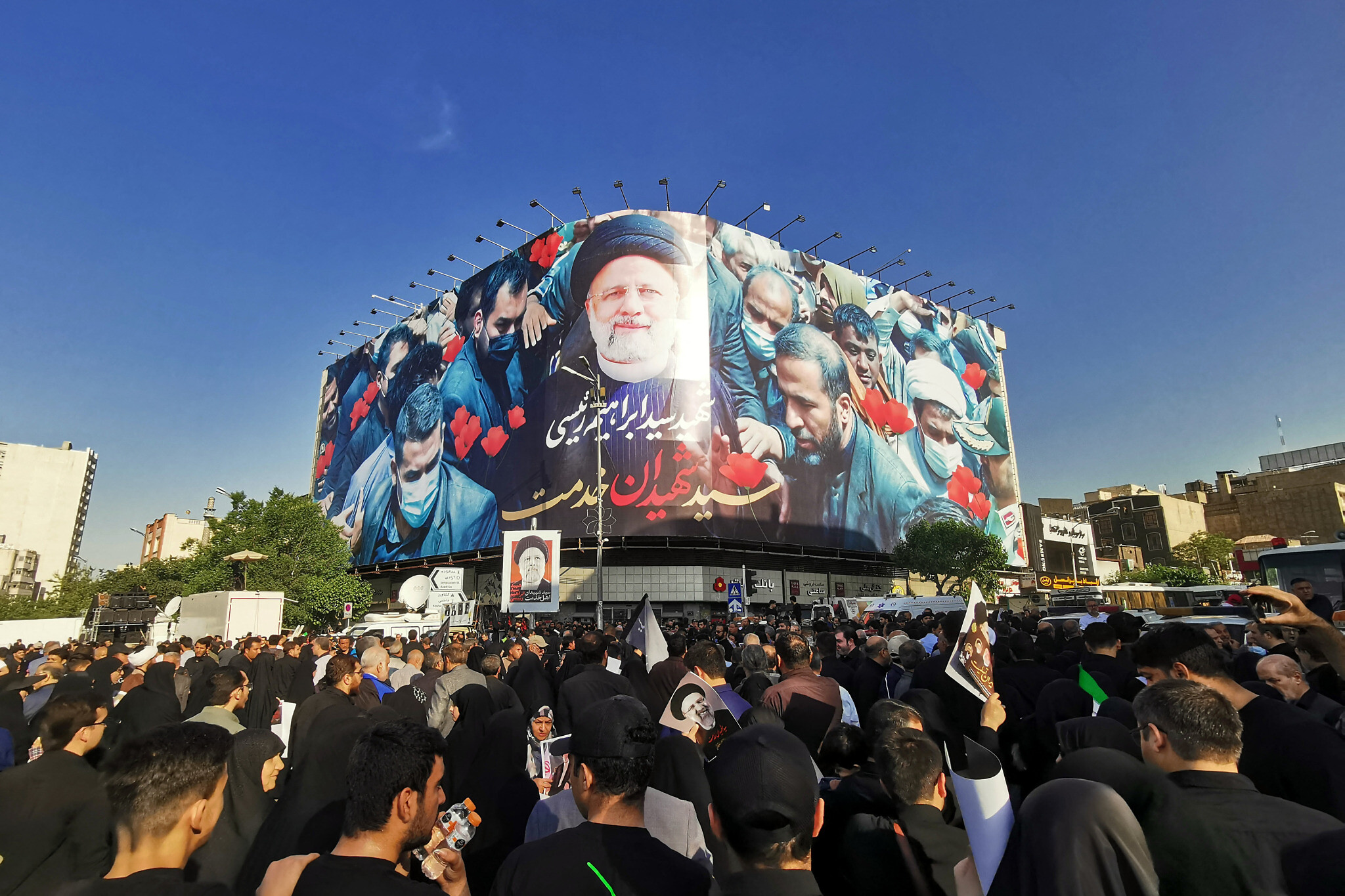 Chants of 'Death to Israel' as masses throng Raisi funeral procession ...