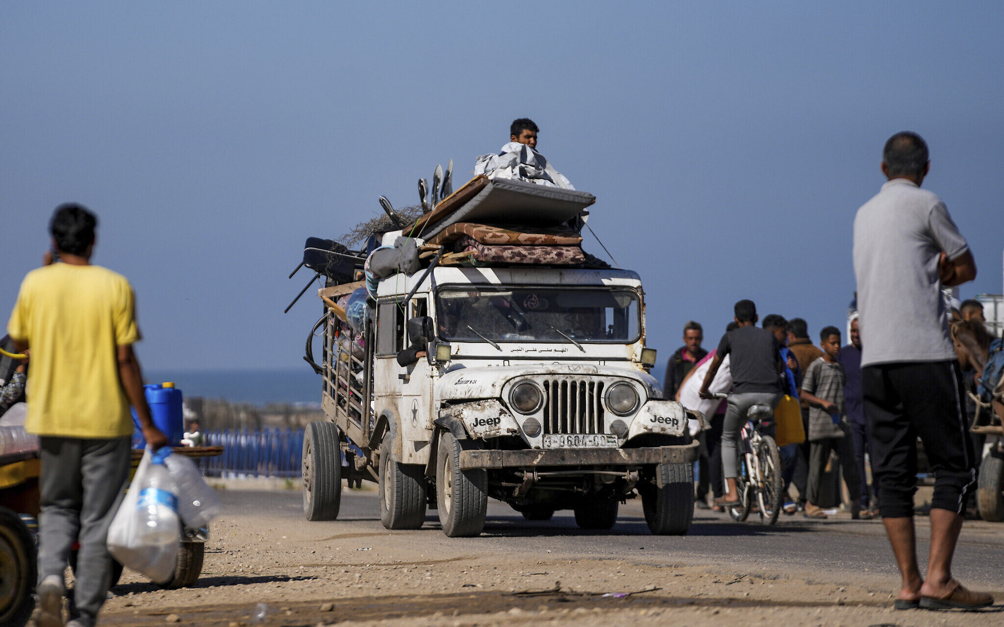 Tens of thousands flee Rafah, leaving parts of city looking like 'ghost ...