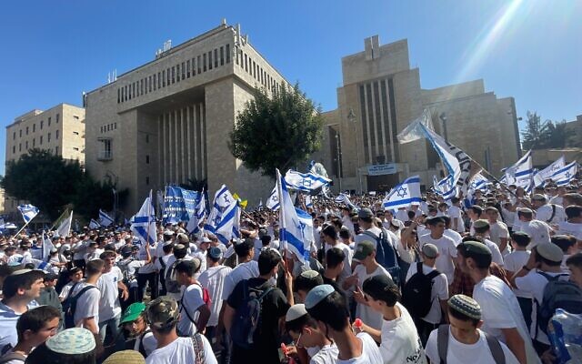 Thousands celebrate Jerusalem Day with dancing, music outside the Great ...
