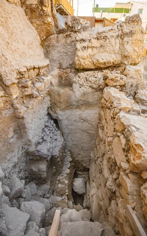 Solving mystery, archaeologists find vast moat that protected Jerusalem ...