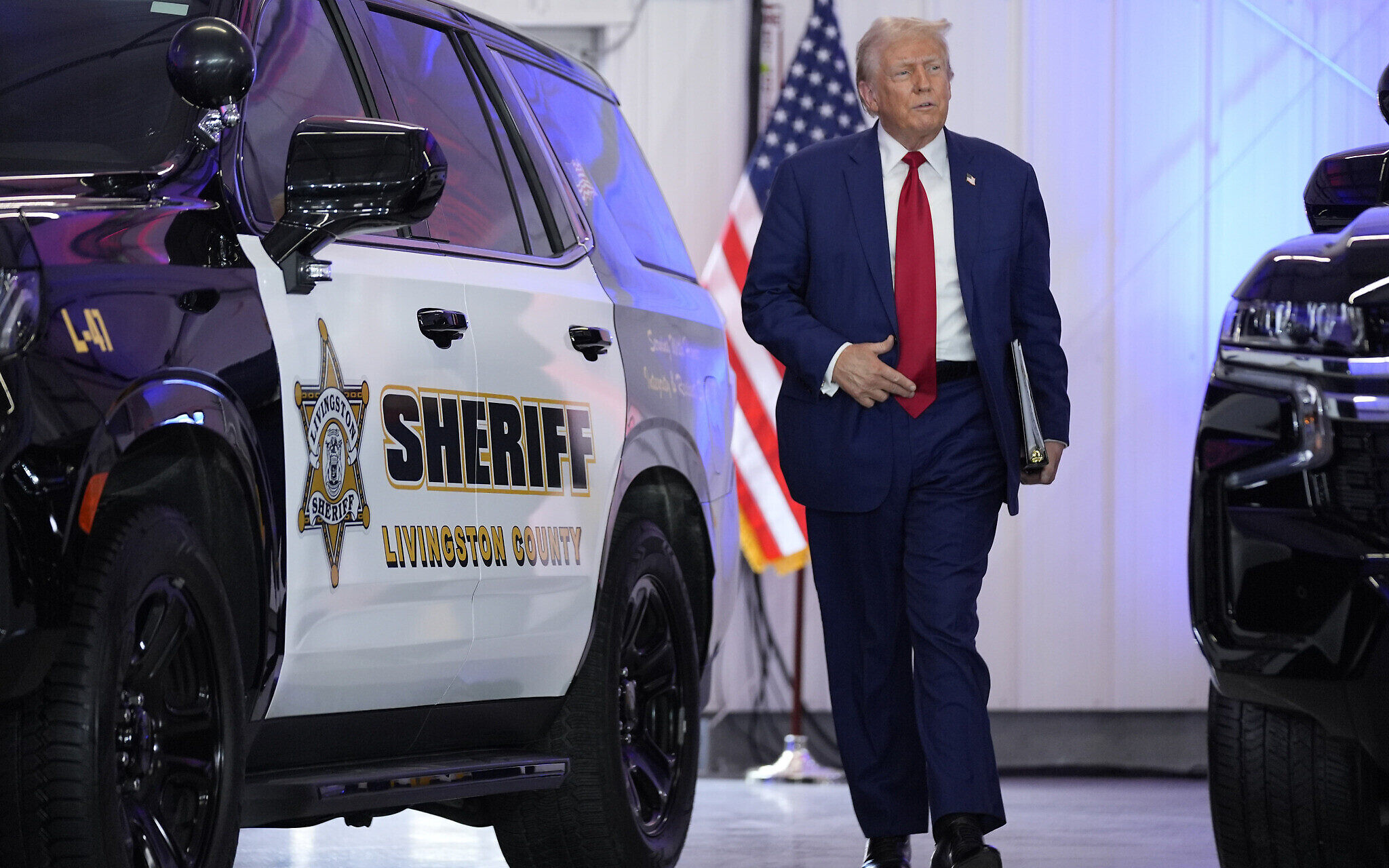 Trump campaigns in Michigan town with historic links to white ...