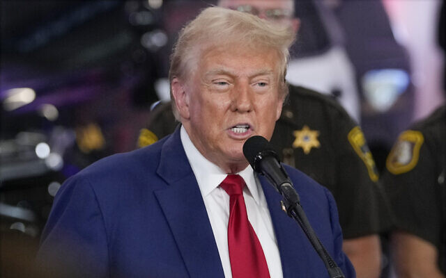 Trump campaigns in Michigan town with historic links to white ...