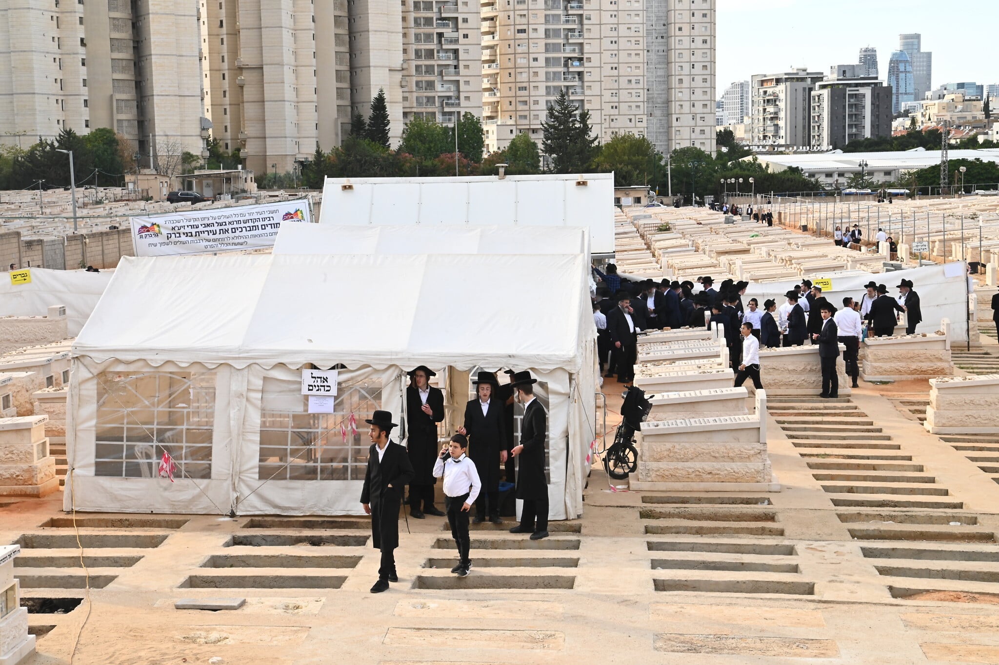 Thousands are flocking to the grave of a Haredi leader. His former aide ...