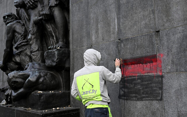 Poland condemns vandalism of monument to Warsaw Ghetto Uprising | The ...
