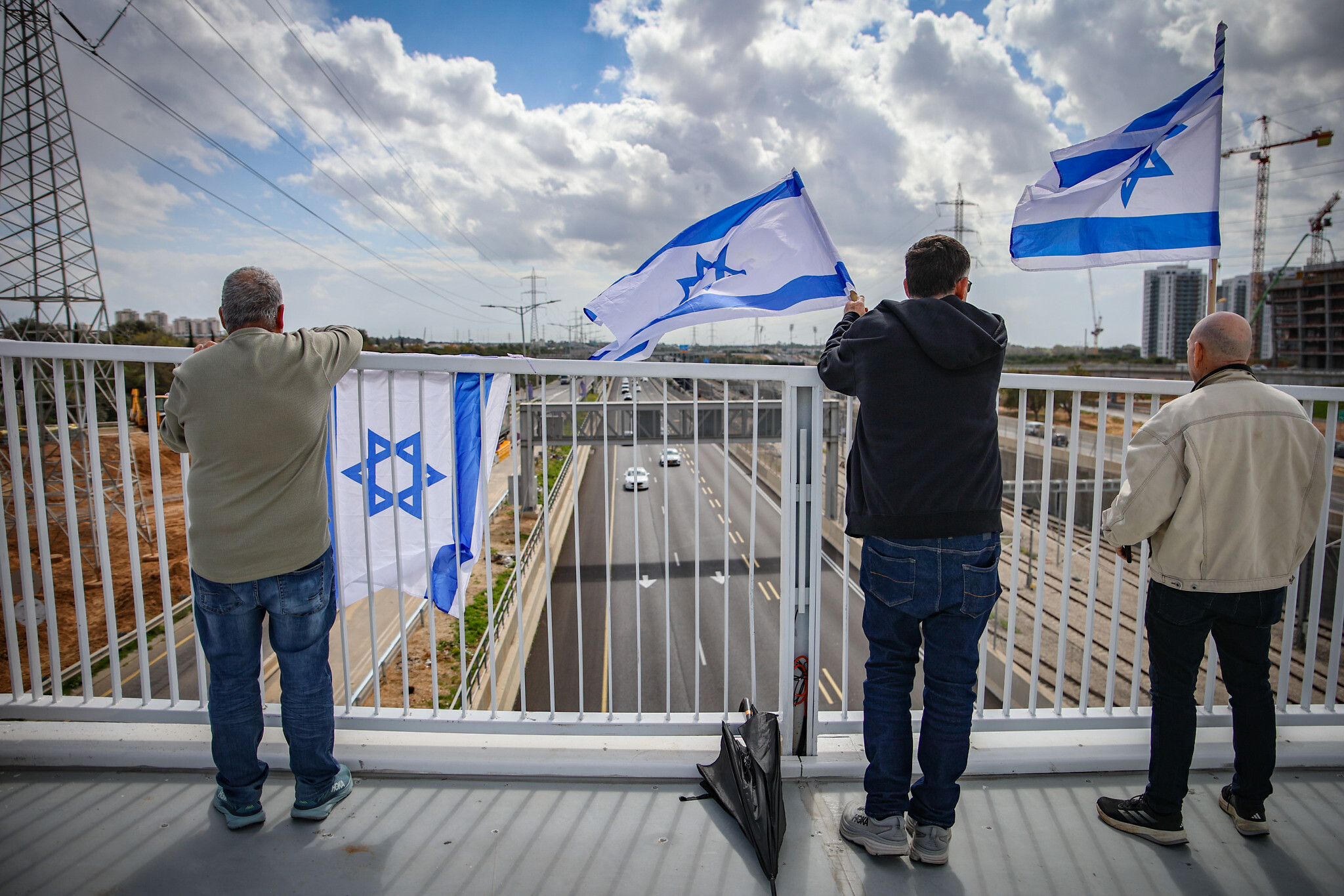 'Maybe we didn't do enough': Israelis line route of convoy carrying ...