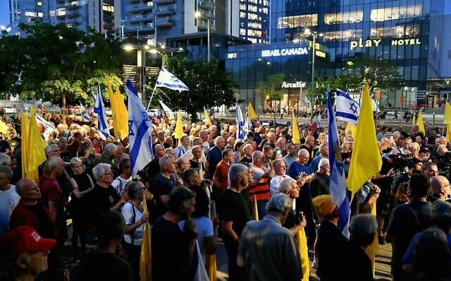 Retired and reserve Air Force pilots rally outside IDF headquarters in ...