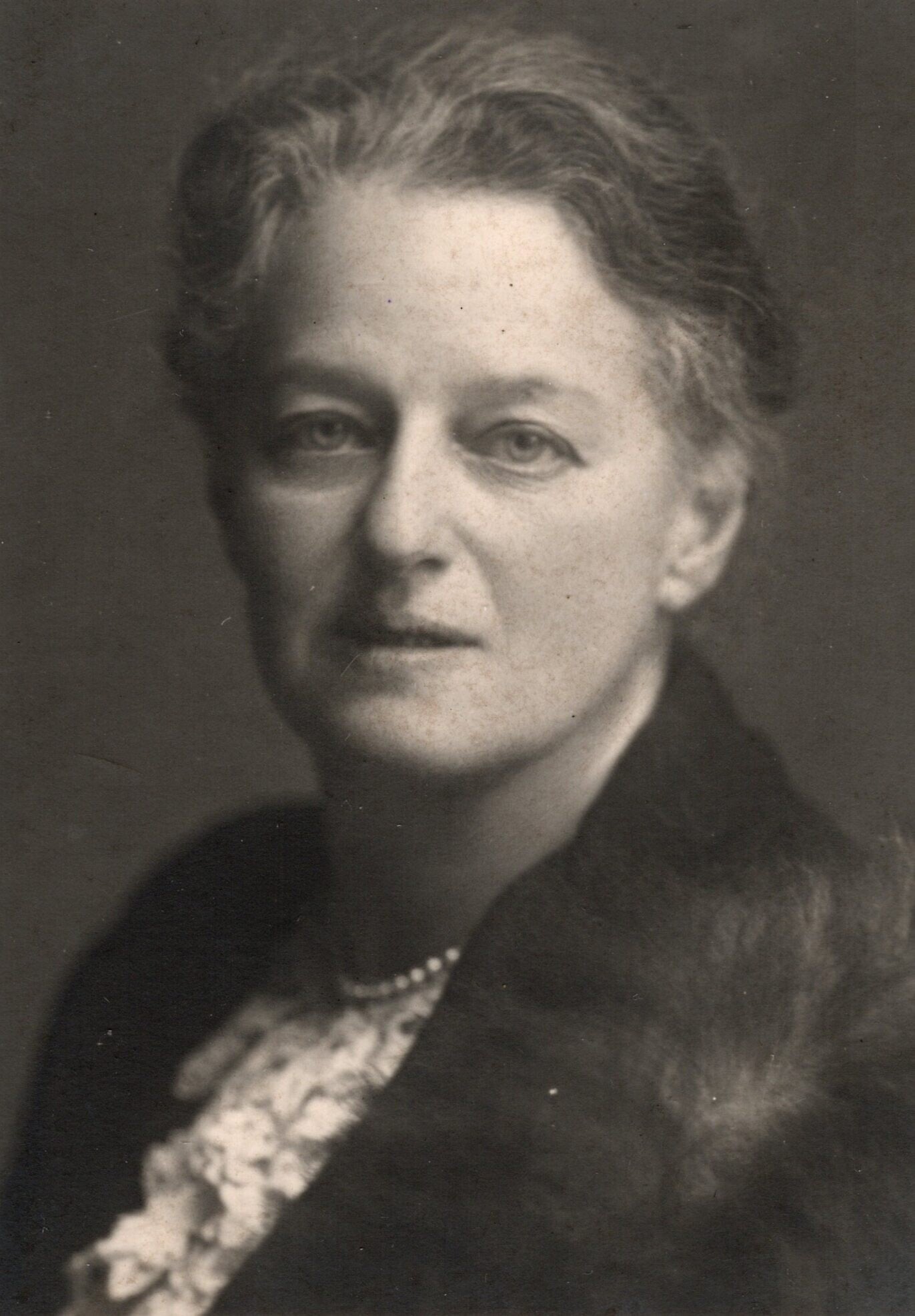 In 1938, an Austrian Nazi family looted a Jewish home. Their heirs connect over a table | The ...