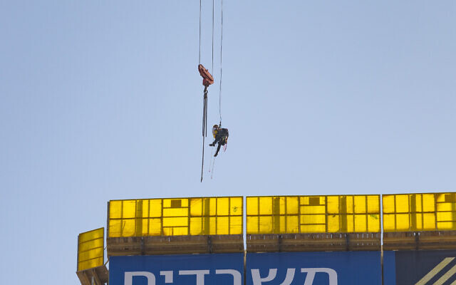 Firefighters rescue teenage boy hanging from crane 36 stories above ...