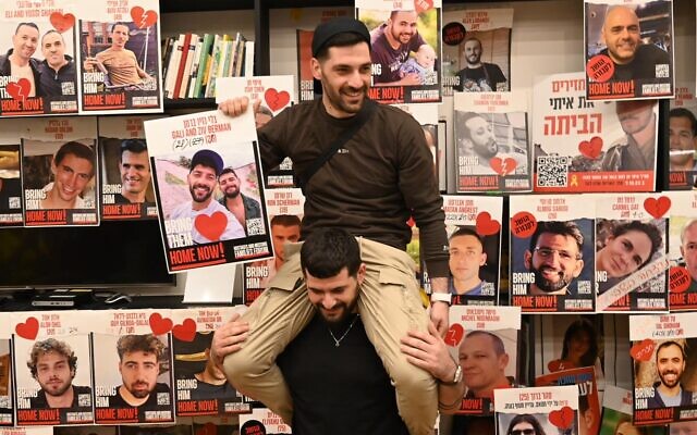 Freed captives Gali and Ziv Berman visit Hostages Square for first time ...