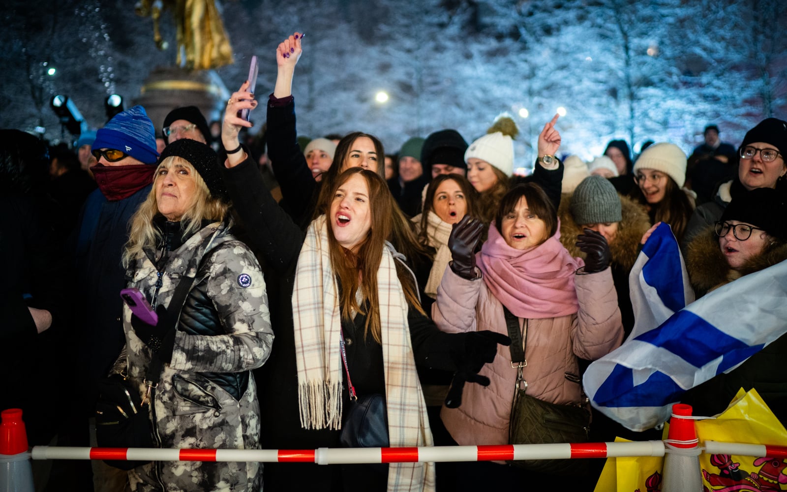 'More light': NYC crowd answers Sydney attack with defiant Hanukkah ...