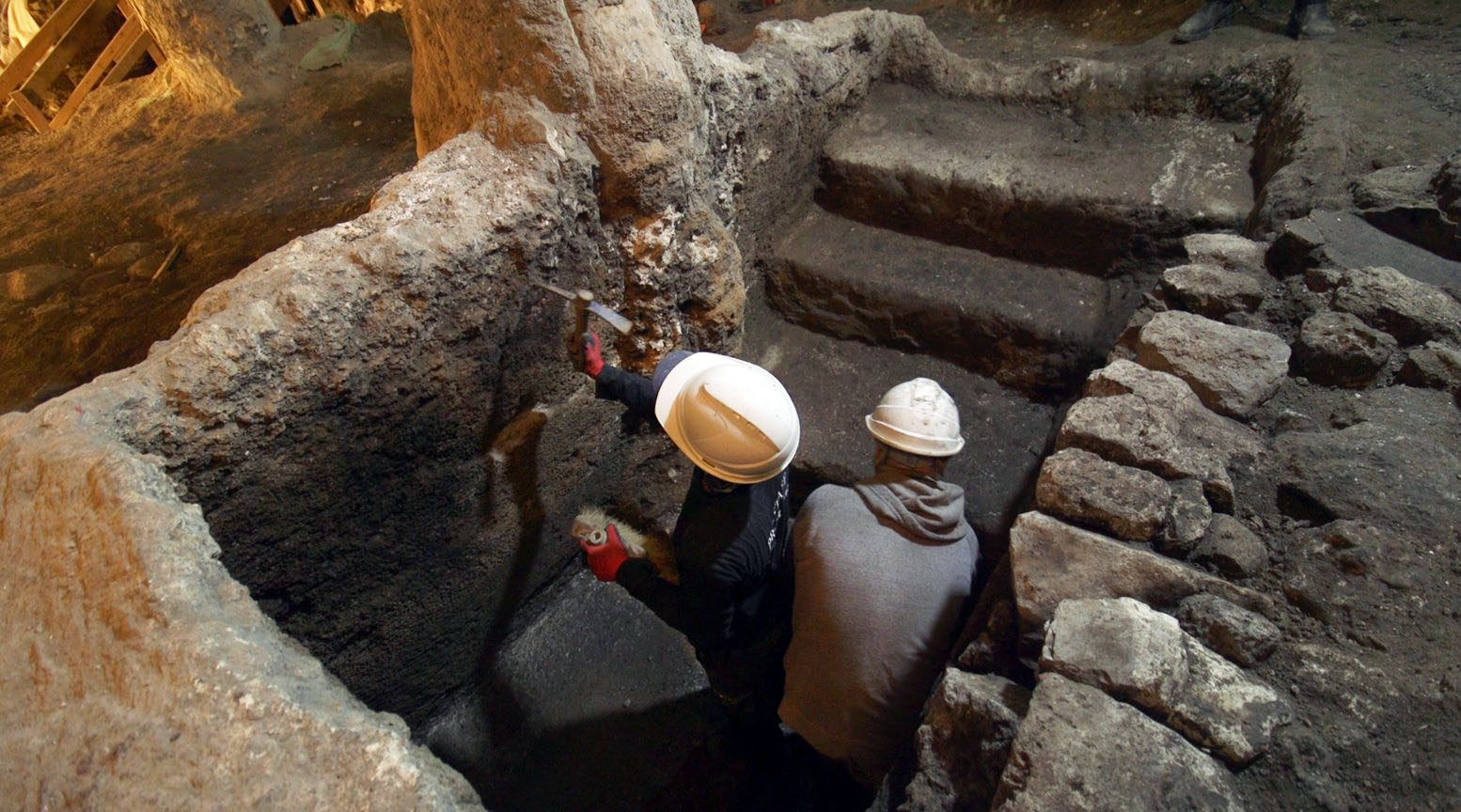 Fire-blackened 2,000-year-old mikveh is a portal into 70 CE Roman ...