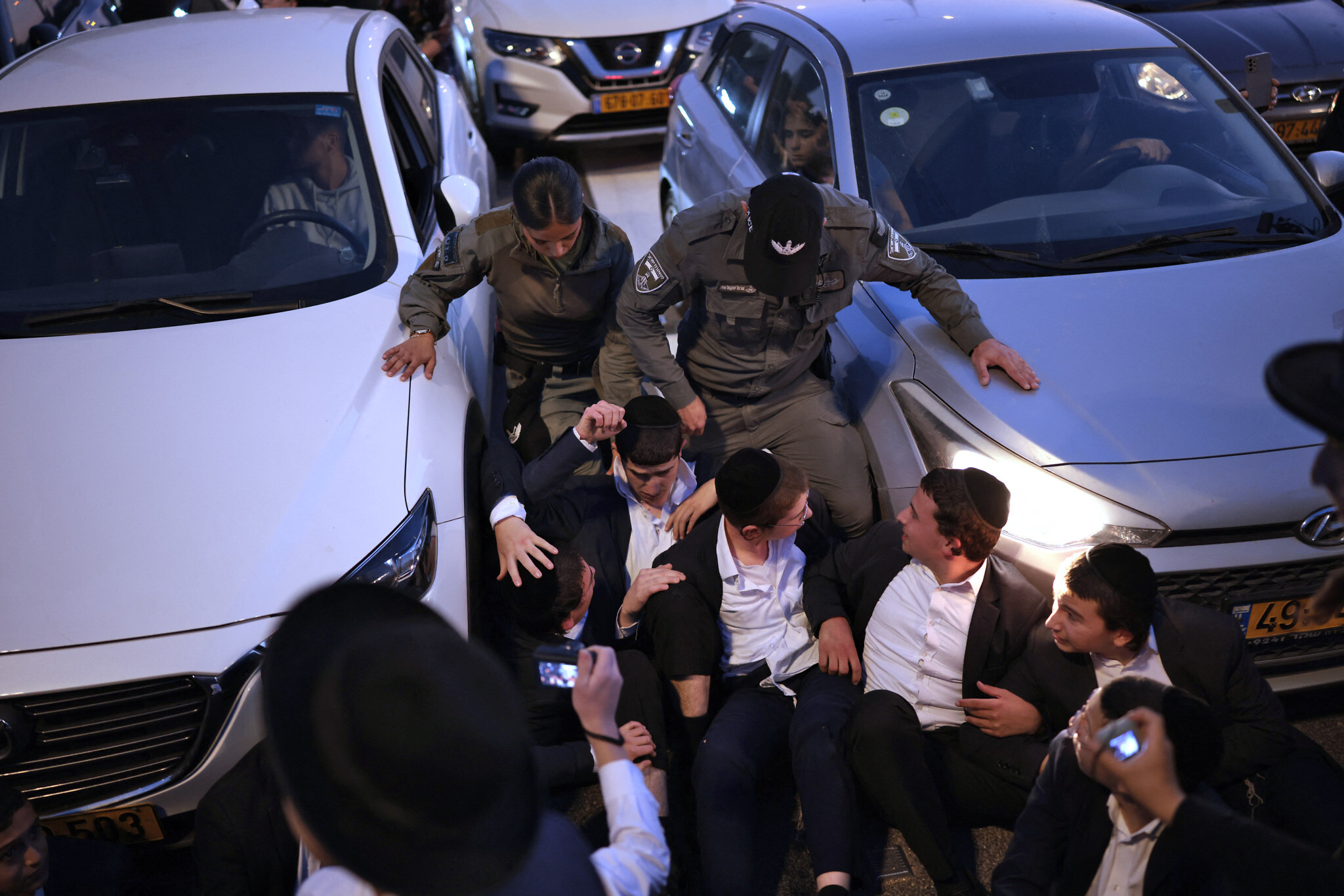 Haredim block traffic on Route 4 in protest of arrests of draft-dodgers